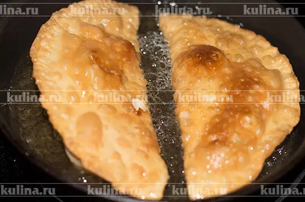 Fry ukusuka kumacala amabini kumbala wegolide. I-cheewic chebureks ilungiselela imizuzu emi-2-3 kwicala ngalinye.