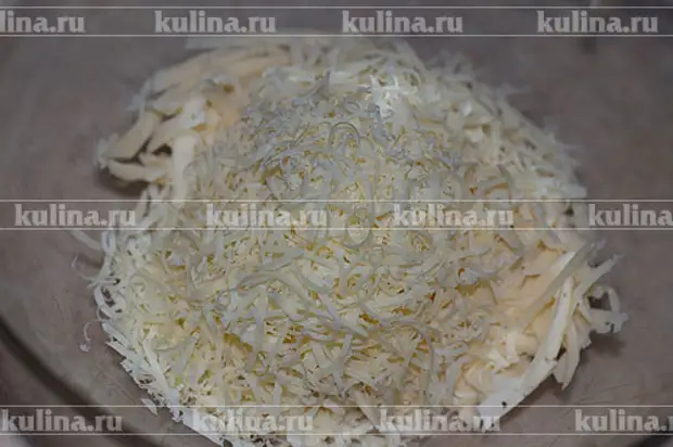 Thêm cọ xát parmesan.