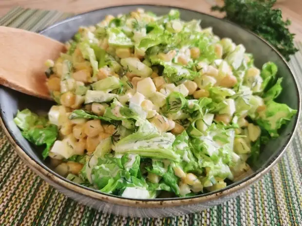 Salade de printemps avec maïs