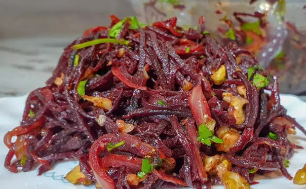 Beets na ihe ijuanya. Ọ dị mma beets na eyịm, dị ka salad na-enweghị ike ịpụ