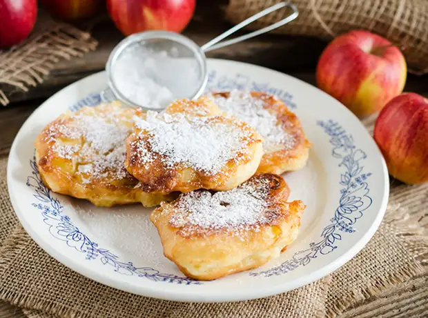 Payız tərifləri: Alma ilə curd fritters