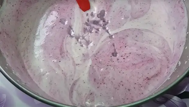 El postre de crema agria resultó casi como helado, y solo 4 minutos toman tiempo.