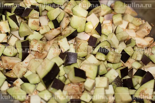 Kabeh sayuran cuci cantik. Eggplants dipotong dadi kotak lan dilebokake ing panci gedhe.