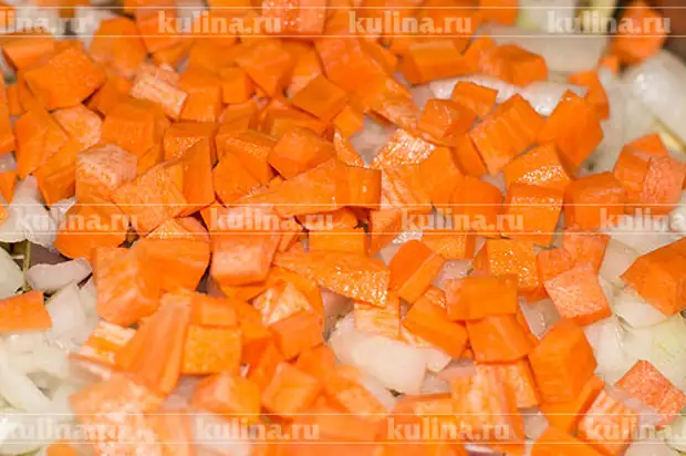 Carrots txiav mus rau hauv lub voos xwmfab thiab muab tso rau hauv saucepan.