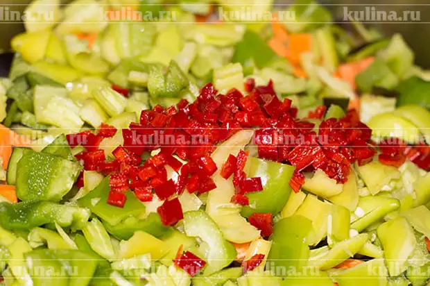 Pementa picante limpa de sementes, esmagamento e engade a verduras.