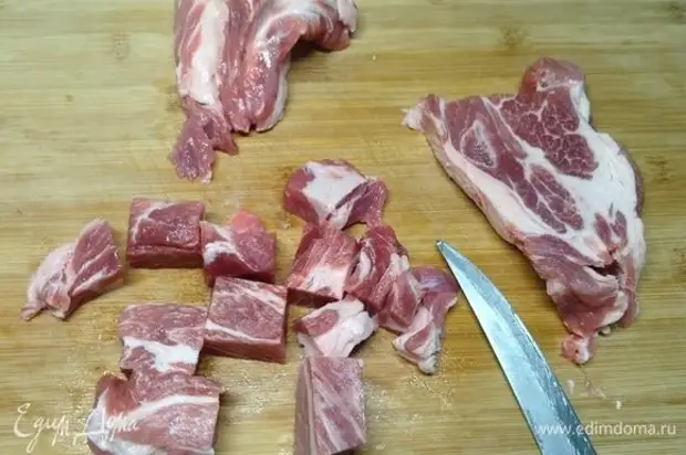 Mäska schnitt in Würfel. Wenn Fett, wie im Bild hier, dann ist es meiner Meinung nach möglich und ohne Fett von der Ergänzung, gut zu tun, oder wenn das Fleisch frischer (möglicherweise Rindfleisch), dann Pflanzenöle leicht oder Bass ist. Hier - wer ist das :)