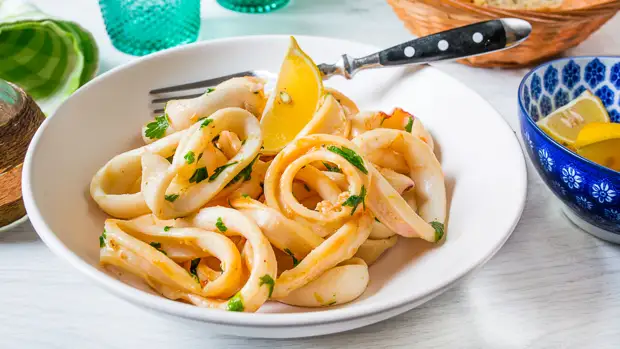 Gebratener Tintenfisch mit Knoblauch in der griechischen Art