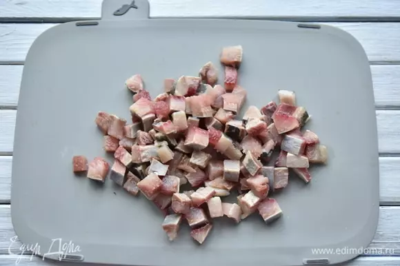 Azụ dị iche iche na fillet, wepụtara ọkpụkpụ niile dị. Ịkpụ na cubes.