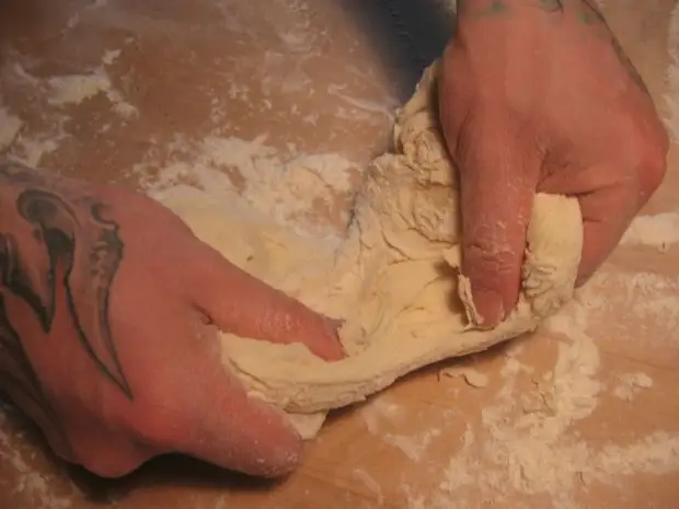 Pizza multicouche, au décharge farci de viande, pour les hommes réels