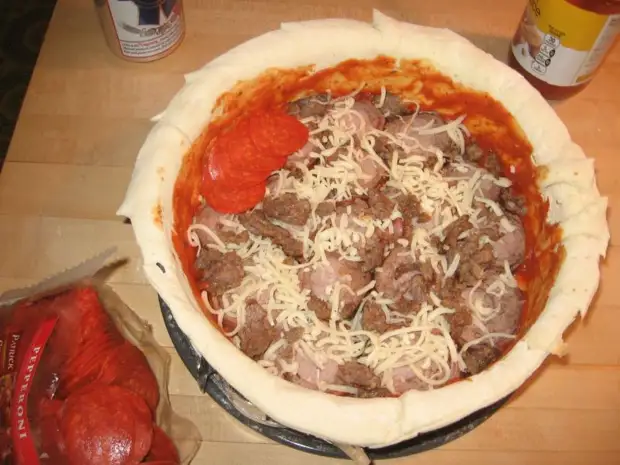 Multilayer pizza, do deponija punjena mesom, za prave ljude