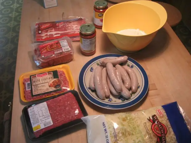 Pizza multicouche, au décharge farci de viande, pour les hommes réels