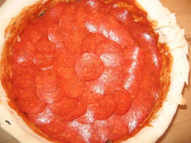 Pizza multicapa, ao lixo recheo de carne, para homes reais