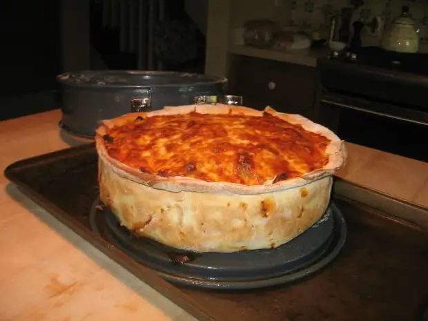 Pizza multicouche, au décharge farci de viande, pour les hommes réels