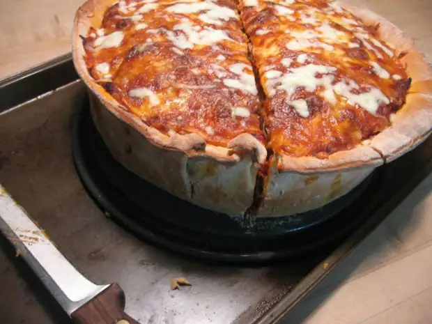 Pizza multicapa, ao lixo recheo de carne, para homes reais