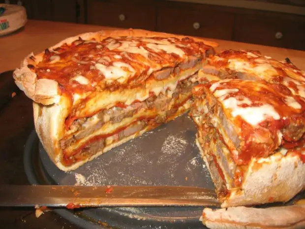 Pizza Multilayer, i'r dymp wedi'i stwffio â chig, i ddynion go iawn