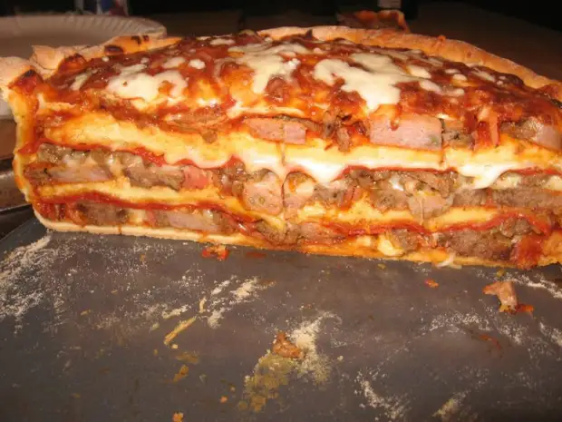 Multilayer pizza, do deponija punjena mesom, za prave ljude