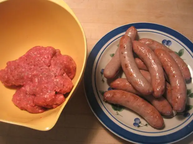 Pizza multicouche, au décharge farci de viande, pour les hommes réels