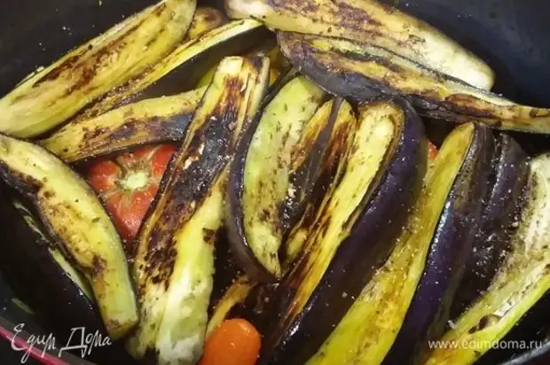 ທາງເທີງເພື່ອຈັດວາງ eggplant, ເກືອແລະ pepper. ໃນປັດຈຸບັນ, ບໍ່ມີການກະຕຸ້ນອີກຕໍ່ໄປ, stew ກ່ຽວກັບຄວາມຮ້ອນຊ້າເປັນເວລາ 30 ນາທີ.