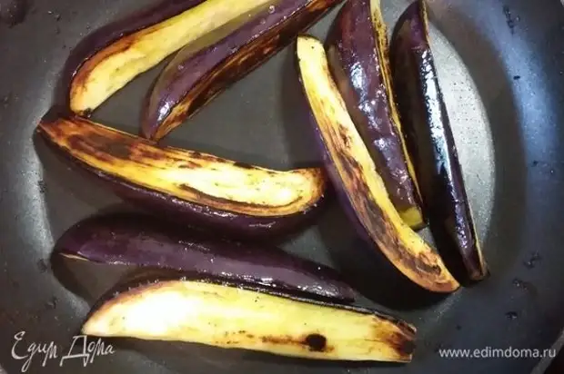 Eggplants (ຖ້າໃຫຍ່, ພຽງພໍແລະ 3 pcs.) ຕັດໃສ່ຊິ້ນສ່ວນໃຫຍ່, ເກືອແລະຮັກສາໄວ້ຂ້າງ. ໃນເວລາທີ່ eggplants ໄດ້ຖືກເນັ້ນໃຫ້ເຫັນເຖິງນ້ໍາ, flush ໃຫ້ເຂົາເຈົ້າມີຜ້າເຊັດເຈ້ຍແລະແປງດ້ວຍນ້ໍາຫມາກກອກ. ຈືນໃນເຕົາຂົ້ວຈົນກ່ວາສີທອງ.