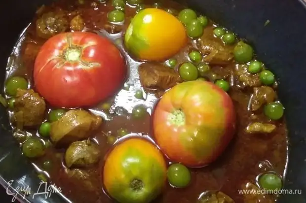 Di Raga menambah anggur (saya juga melemparkan beberapa buah beri yang matang), tomato sepenuhnya (sebaiknya kecil, tetapi tidak ceri).