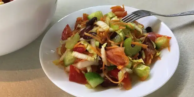 10 salad yang lazat dengan kacang yang anda mahu masak lagi dan lagi