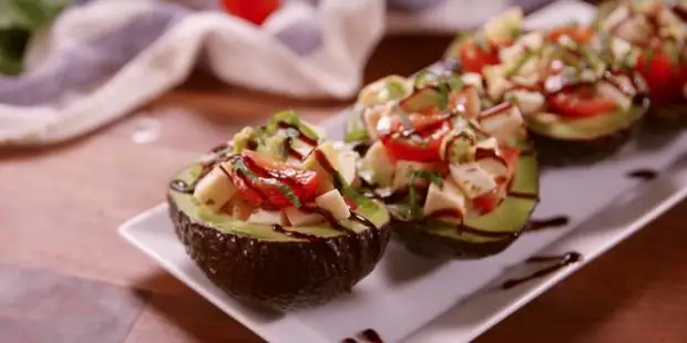 10 Salad anu terang sareng Avocado pikeun Gourmet leres