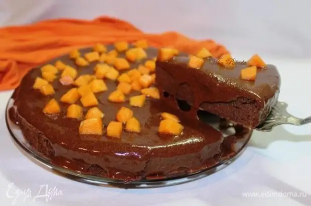 Pastel de chocolate con caqui