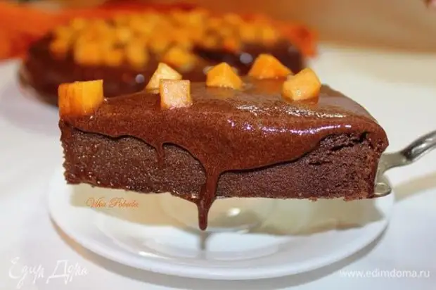 Pastel de chocolate con caqui