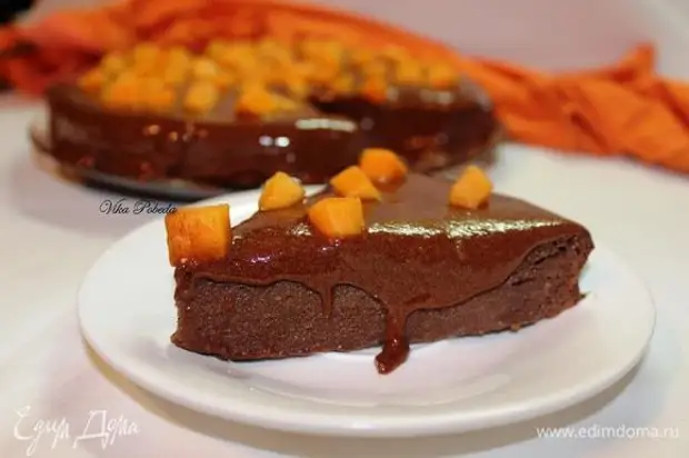 Pastel de chocolate con caqui