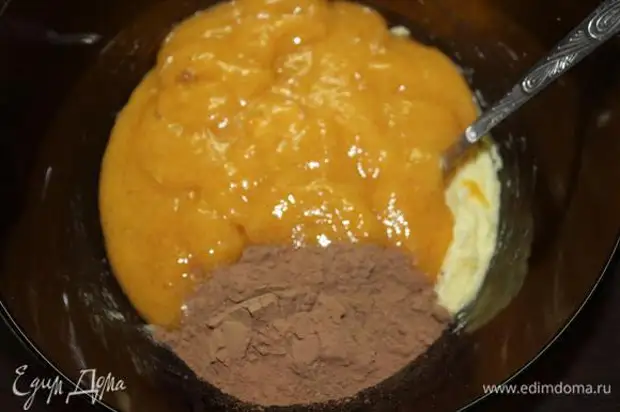 Pastel de chocolate con caqui