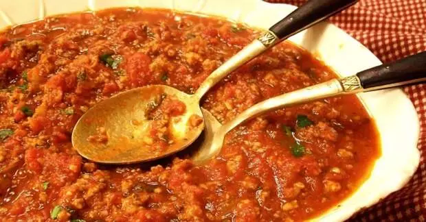 Meat minced meat with marinar sauce.