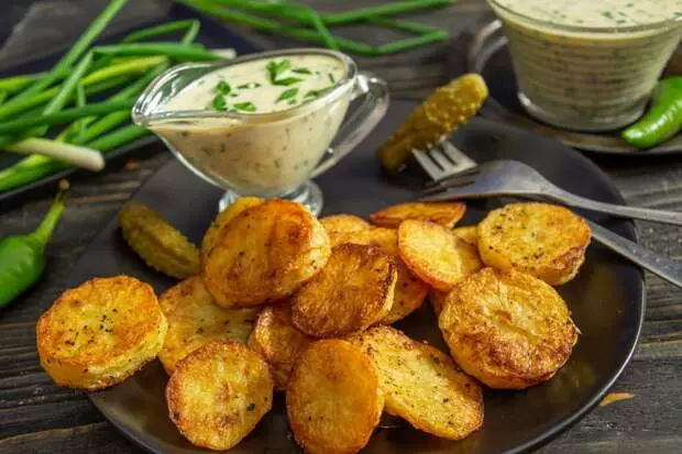 Melting baked potatoes with tartar sauce