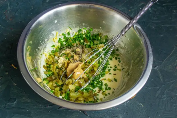 Tartar sousy bilen bişirilen kartoşkalary eredýär