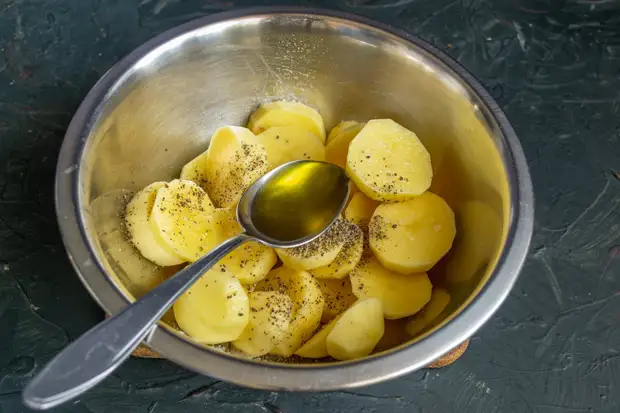 Tartar সস সঙ্গে baked আলু melting