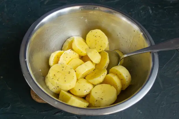 Tartar সস সঙ্গে baked আলু melting