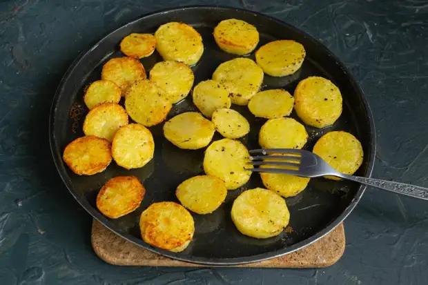 Tartar সস সঙ্গে baked আলু melting