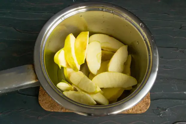 Maiale piccante con mele in una padella