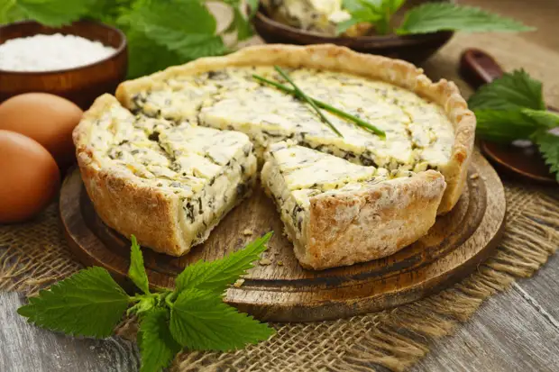 Gâteau de la baie avec fromage cottage et ortie