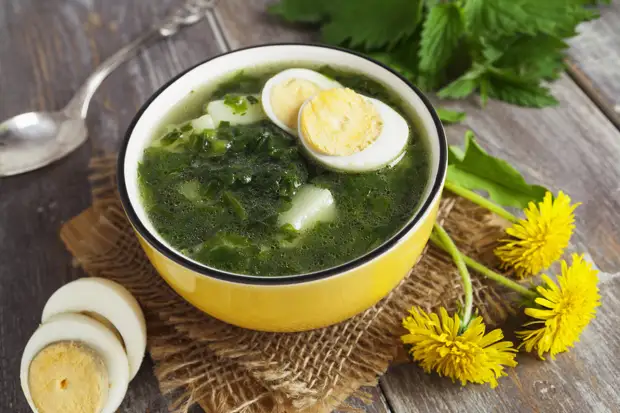 Soup of nettle with egg