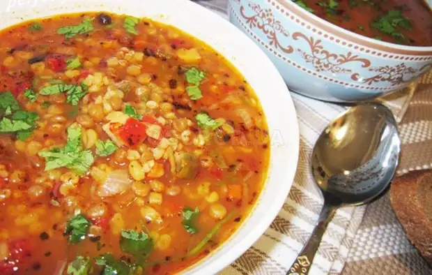 Turkish lentil miya a kan kaza broth