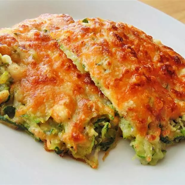 Zucchini Baked sareng kéju sareng bawang bodas