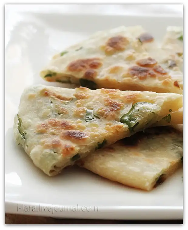 Crêpes chinoises avec des oignons verts