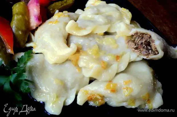 დასრულდა dumplings to sonar და დაასხით ხახვი fasched on კარაქი. Გემრიელად მიირთვით!