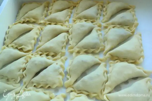 قرار دادن dumplings بر روی کوکنار سینی.