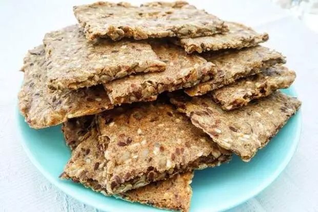 Rye roti dengan biji bunga matahari, flax dan wijen