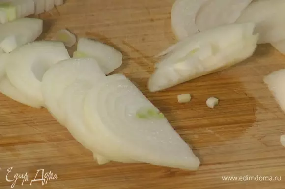 Onions clean and cut into half rings.