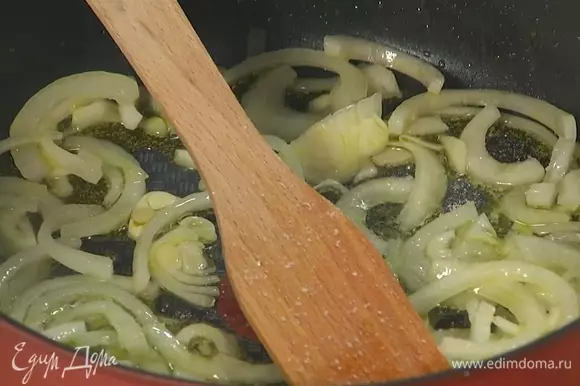 Panas dina pan goreng 3 sdm. Spoons minyak zaitun, tambahkeun bawang dicincang sareng bawang bodas, uyah sareng ngagoreng dugi warna emas.