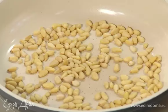 Cedrové ořechy smažené na suché pánvi a dopravu v chladné misce.