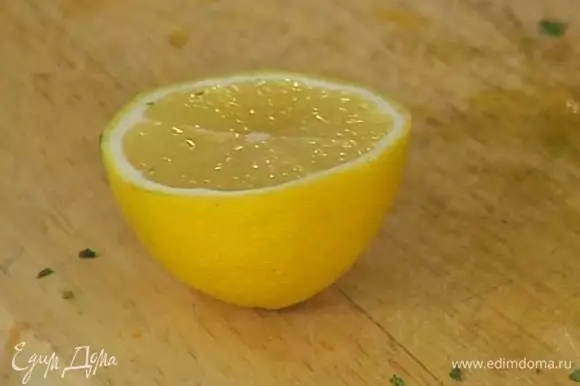 Z poloviny citronové šťávy.