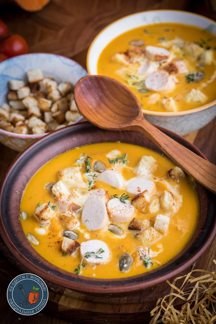 Sopa de calabaza con salchichas.